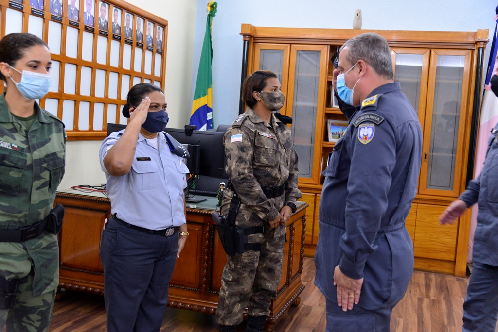 PMES - Comandante-geral da PM homenageia policiais militares femininas